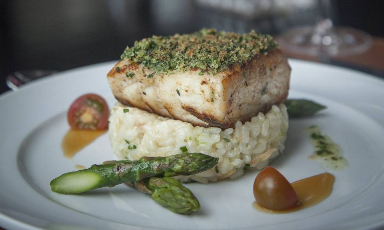 Aprenda o preparo de filé de cherne em crosta de ervas - Jornal O Globo