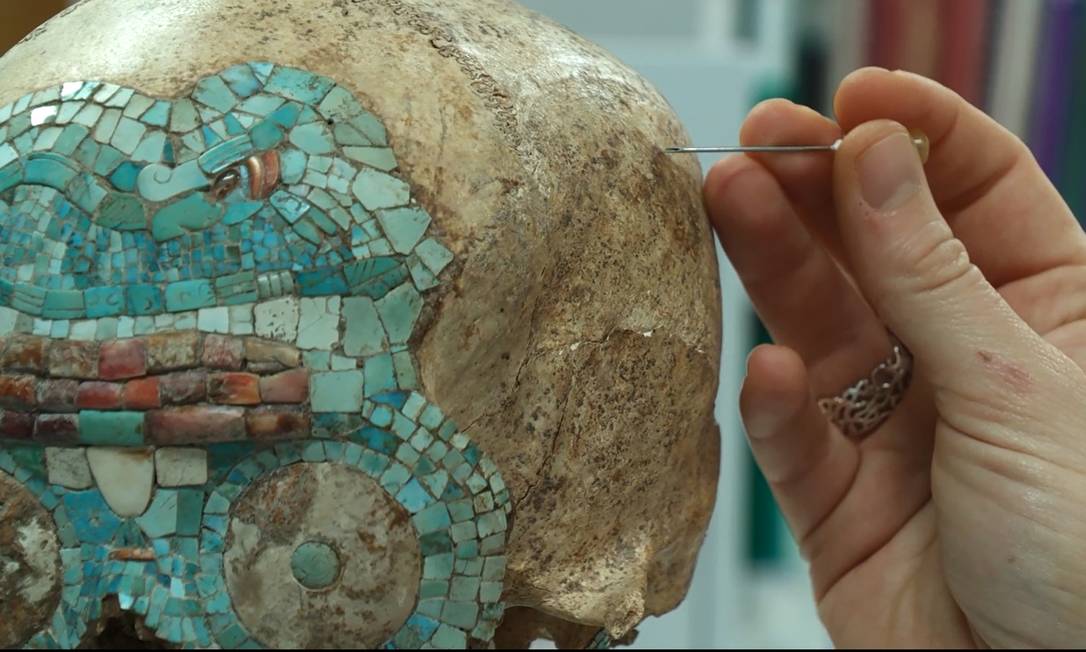 Crânio de 800 anos com mosaico de turquesa é uma falsificação - Jornal ...