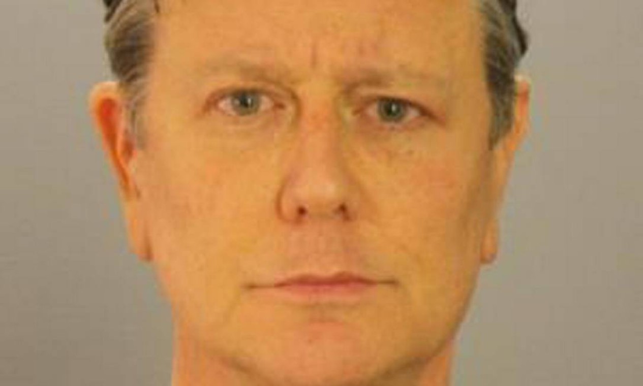 Judge Reinhold é preso em aeroporto de Dallas após se recusar a ser ...