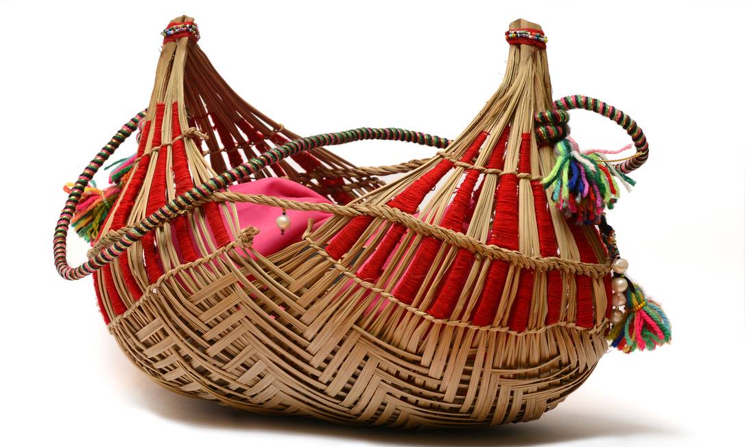 Designer transforma bolsas feitas por índios da Amazônia em joias ...