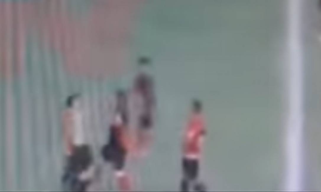 Árbitro é agredido na Argentina após expulsão. Veja o vídeo - Jornal O ...