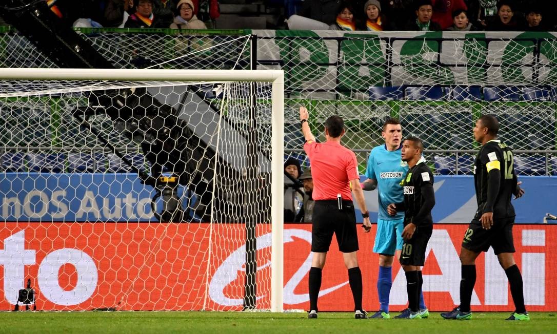 Vídeo é usado pela primeira vez no futebol e ajuda árbitro a marcar ...