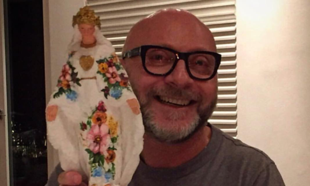 A artista plástica Klaucia Badaró pinta de peças da moda a imagens de ...