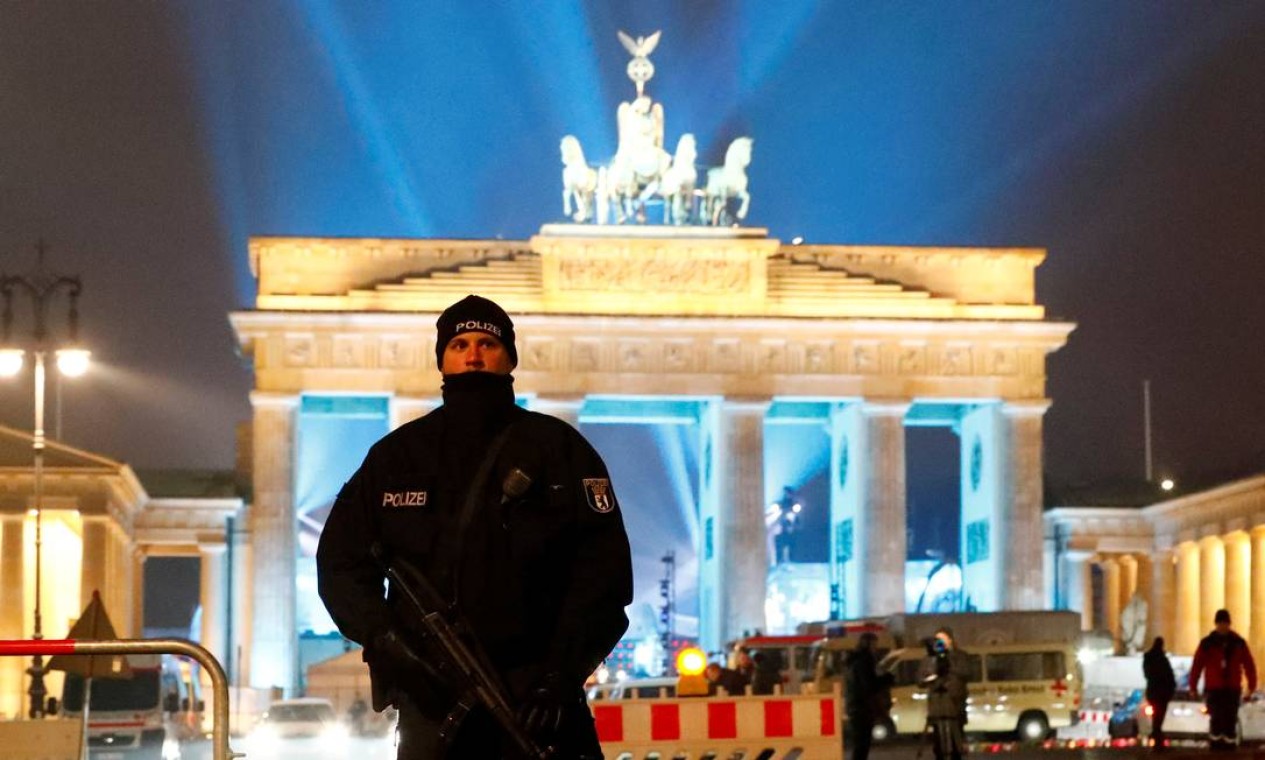 Polícia alemã prende homem que gritou 'bomba' durante festa de ano novo ...