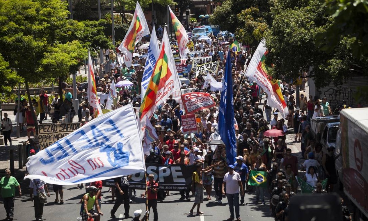 Servidores fazem protesto contra atrasos de pagamento - Jornal O Globo