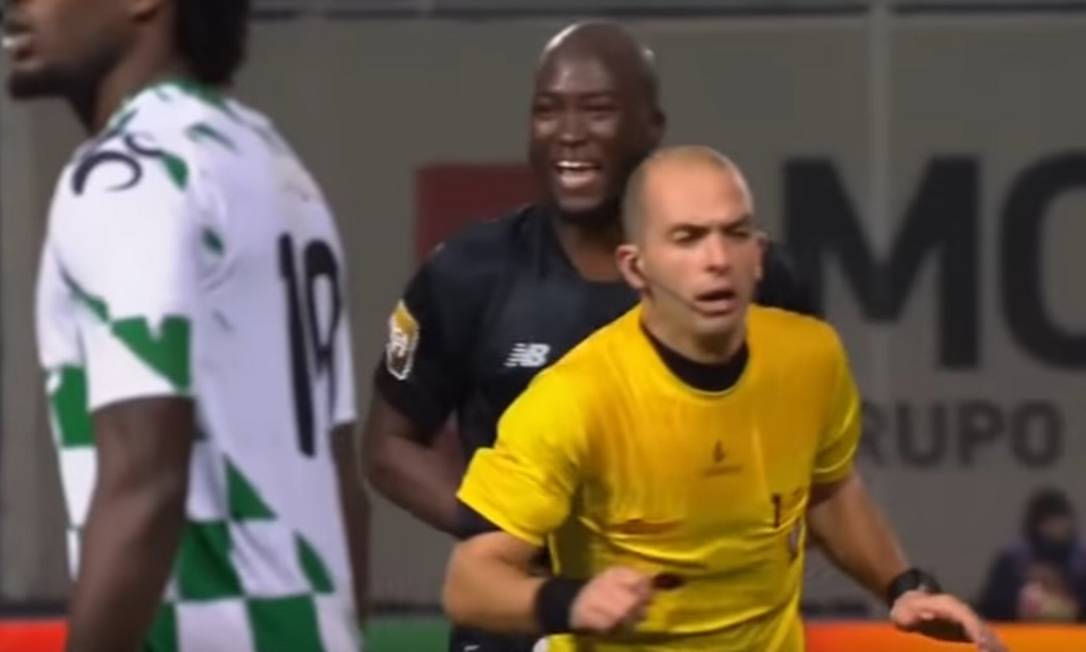 Em Portugal, árbitro anda para trás, desequilibra e expulsa jogador ...