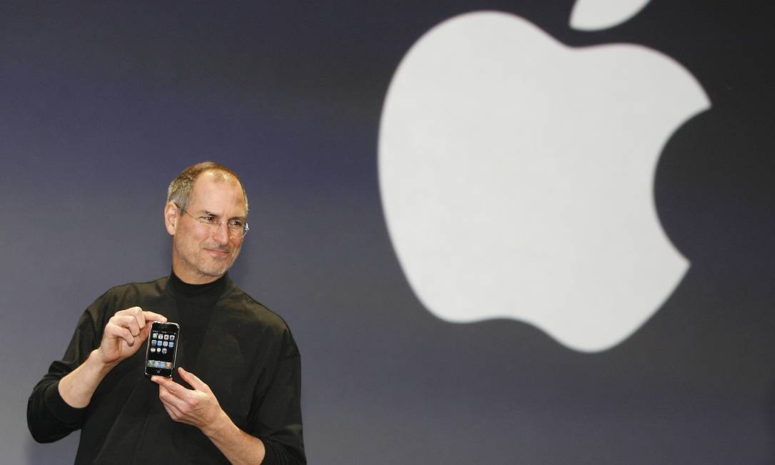 Há dez anos, Steve Jobs anunciava o iPhone, aparelho que revolucionou a ...