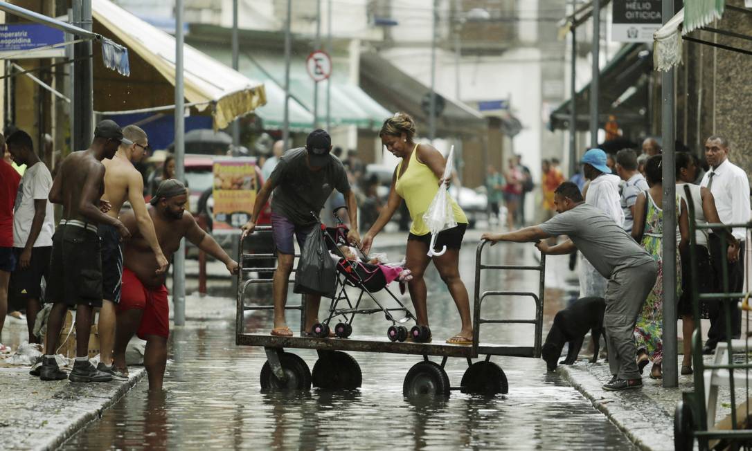 Chuva deixa Rio em estágio de atenção e com ruas alagadas - Jornal O Globo