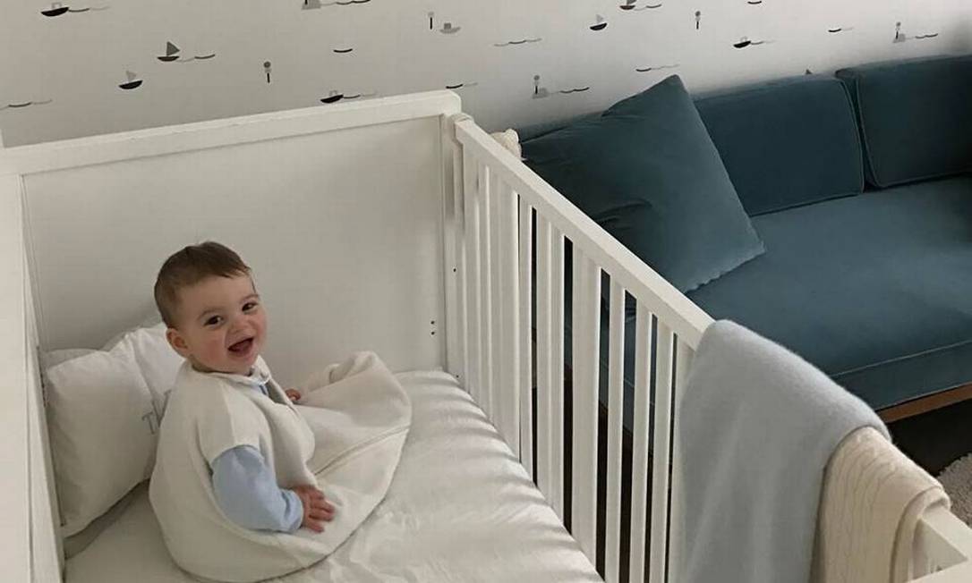 Neto de Donald Trump engatinha pela primeira vez na Casa Branca ...