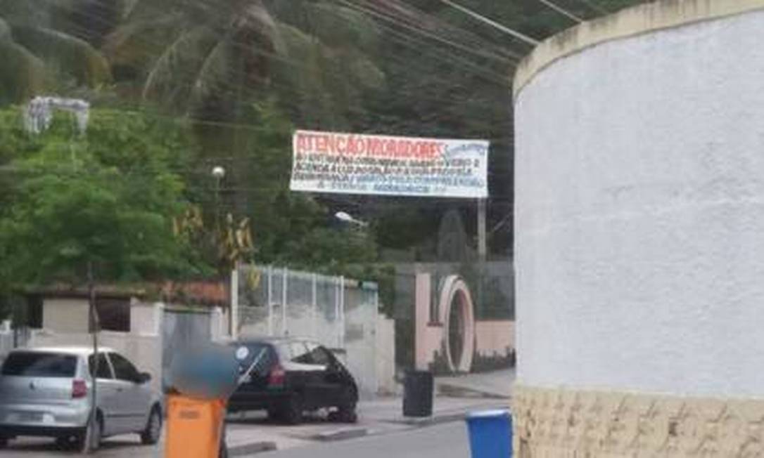 Faixa com regras diz como entrar em favela na Zona Oeste - Jornal O Globo