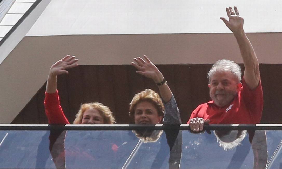 Dilma Rousseff faz homenagem a Dona Marisa: 'Dia triste para todos ...