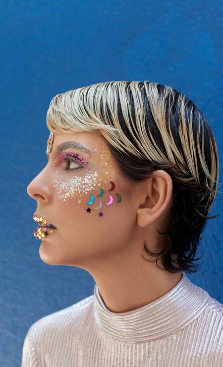 Em ensaio, cantora Mãeana exibe seu visual místico e exuberante ...