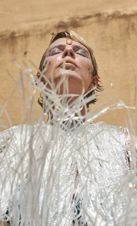 Em ensaio, cantora Mãeana exibe seu visual místico e exuberante ...