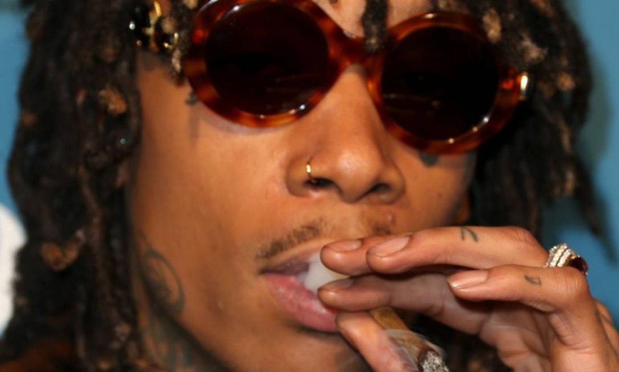 Ao lado de indicados ao Oscar, rapper acende cigarro suspeito em tapete ...