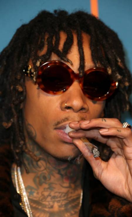 Ao lado de indicados ao Oscar, rapper acende cigarro suspeito em tapete ...