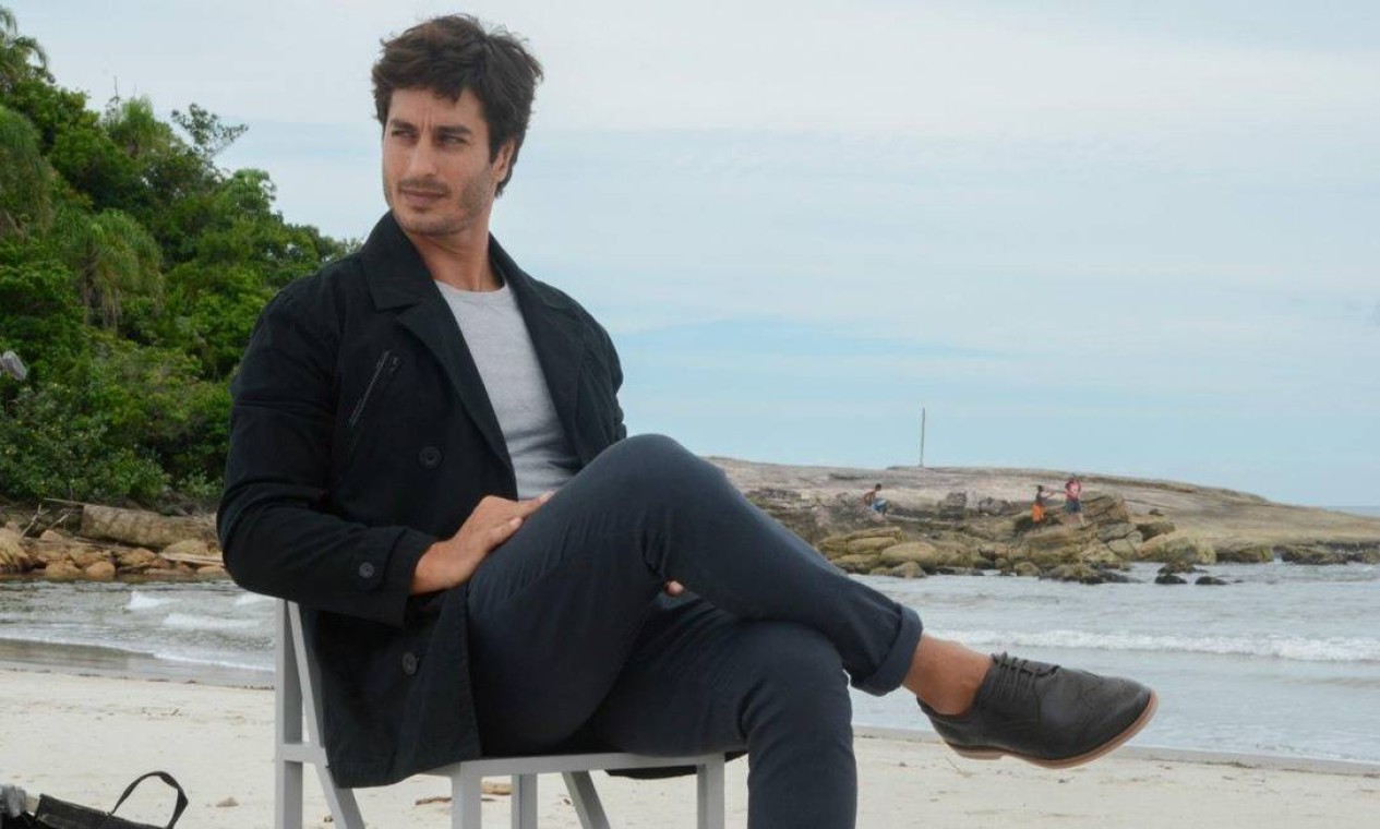 Mariana Goldfarb e André Resende protagonizam campanha de sapatos ...