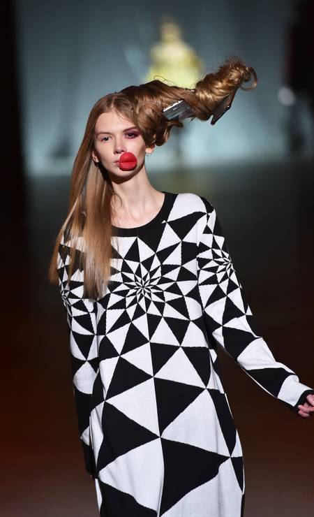 Modelos cruzam a passarela meio vestidos, meio pelados e roubam a cena ...