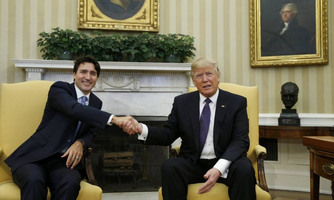 Lado a lado, Trump e Trudeau mostram posições diferentes sobre ...