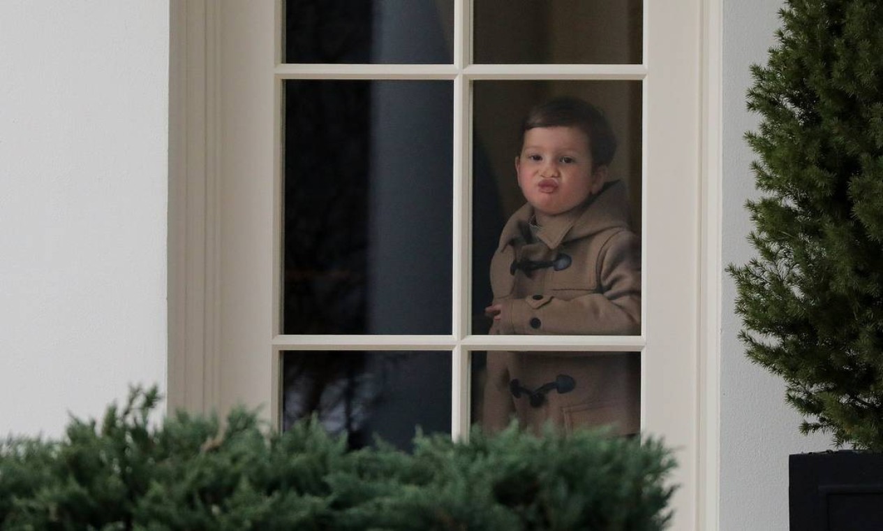 Netos de Trump roubam a cena em viagem com o presidente - Jornal O Globo