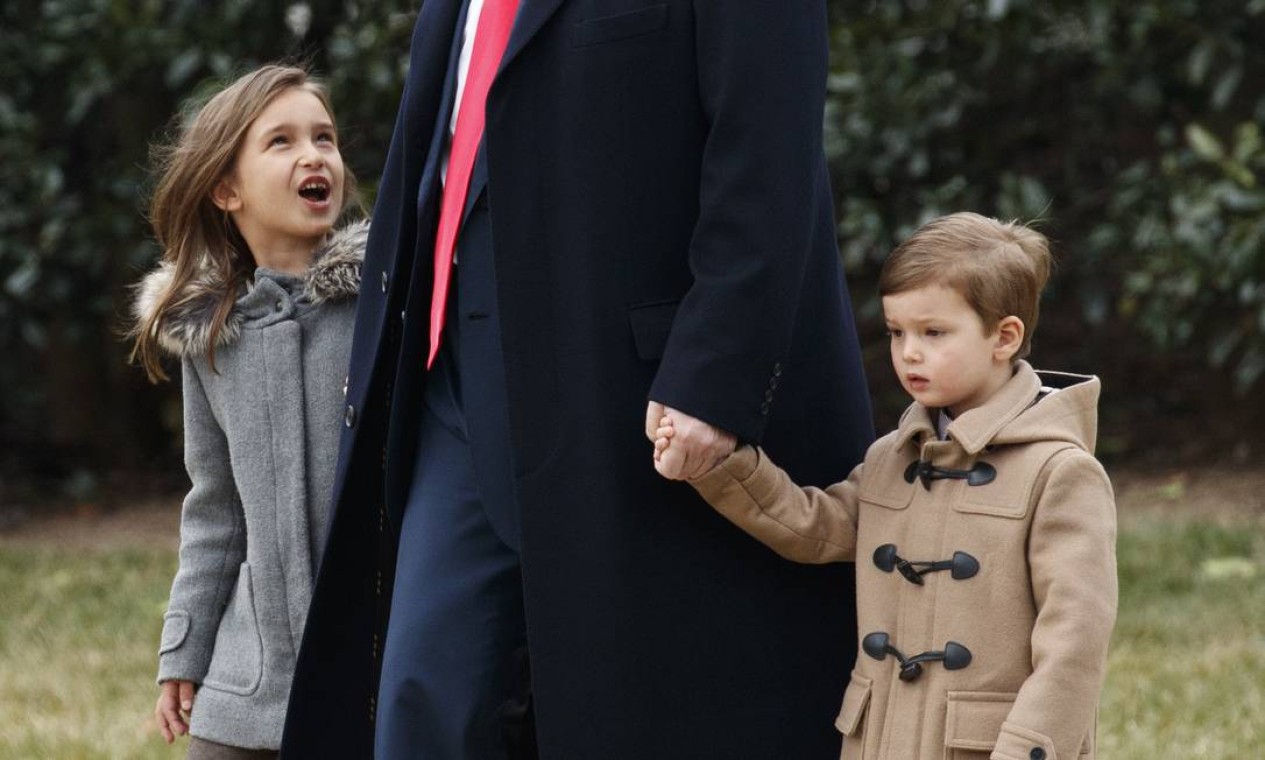 Netos de Trump roubam a cena em viagem com o presidente - Jornal O Globo