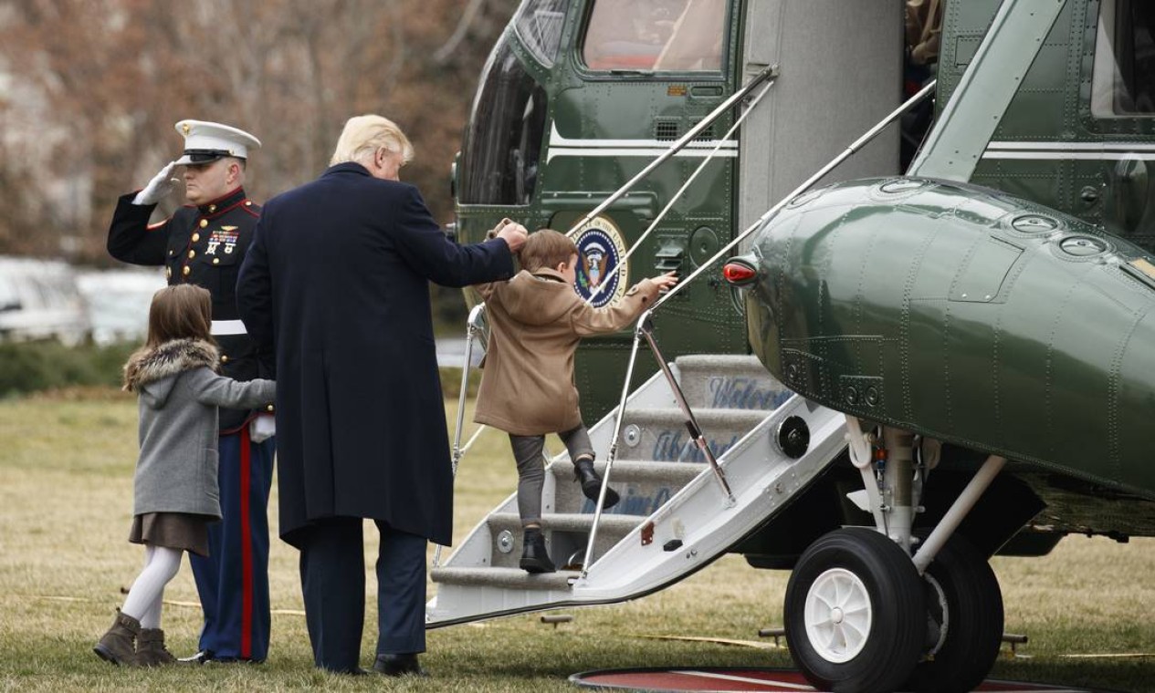 Netos de Trump roubam a cena em viagem com o presidente - Jornal O Globo