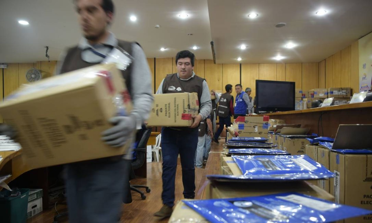 Equador confirma segundo turno após tensa apuração eleitoral - Jornal O ...
