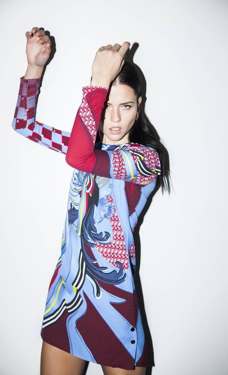 Isis Bataglia posa com o verão 2017 da Versace - Jornal O Globo