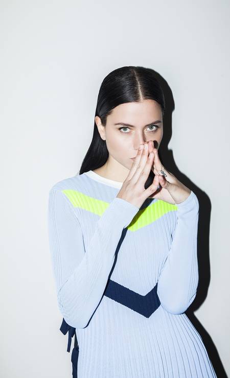 Isis Bataglia posa com o verão 2017 da Versace - Jornal O Globo