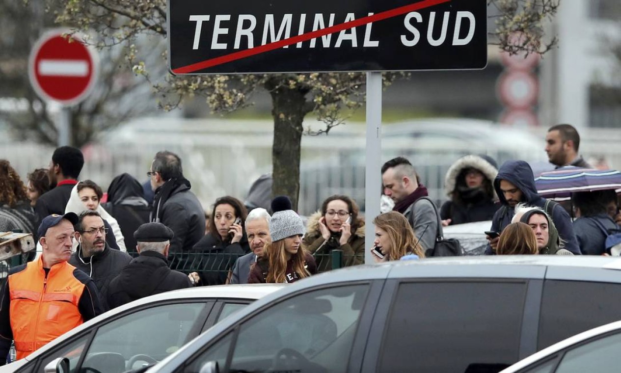 Tentativa de ataque em Orly assusta passageiros e retém aviões - Jornal ...
