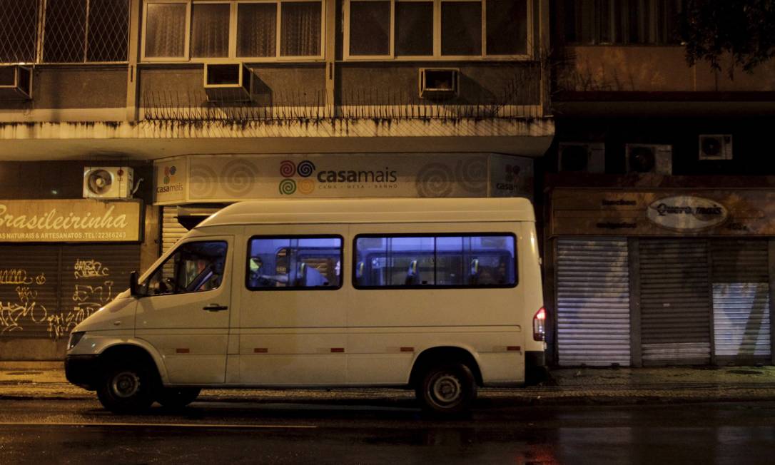 Passageiros utilizam serviço de vans irregulares durante a madrugada na ...