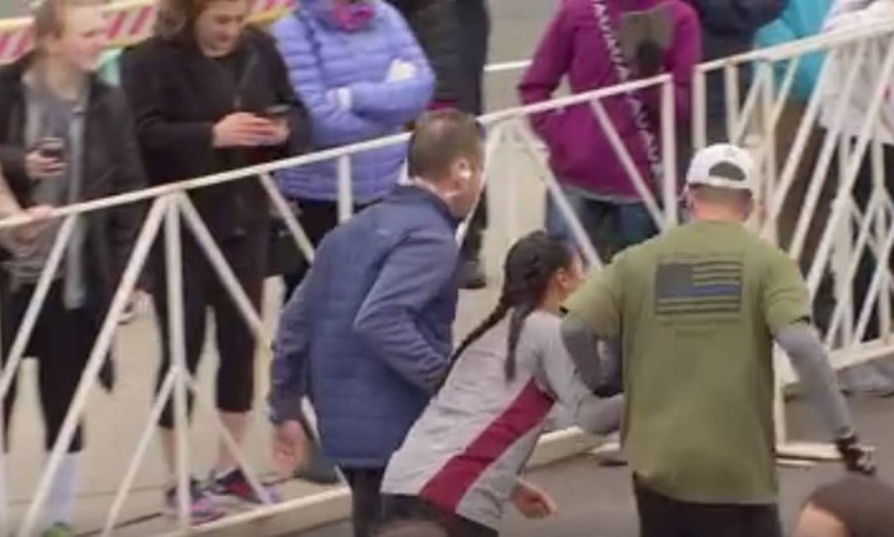 Participantes de corrida carregam mulher exausta até chegada; vídeo ...