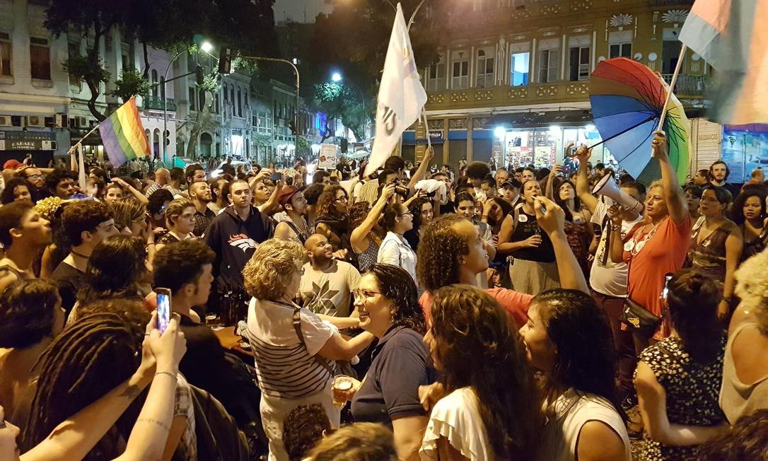 Ativistas LGBT organizam beijaço em protesto a agressão contra dois ...
