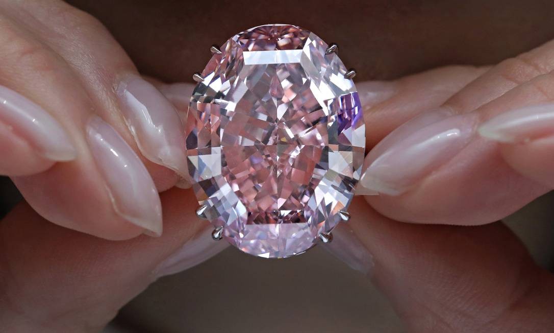 Diamante rosa é vendido por US$ 71,2 milhões em leilão - Jornal O Globo