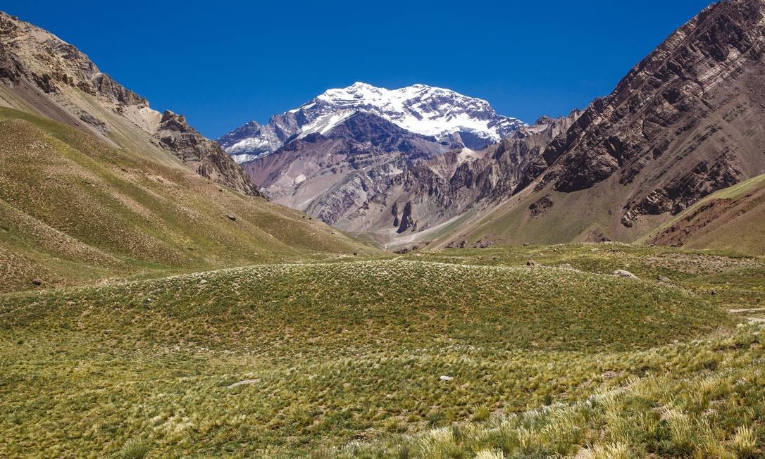 Aconcágua atrai alpinistas que sonham em chegar ao topo do continente ...