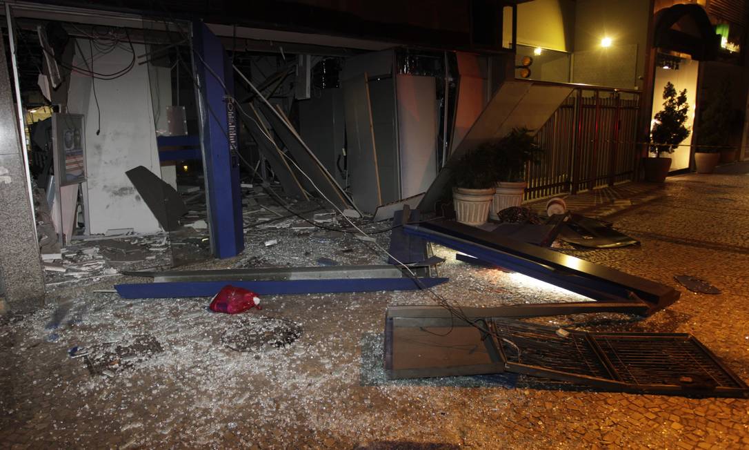 Vídeo de câmera de segurança mostra explosão na agência da Caixa ...