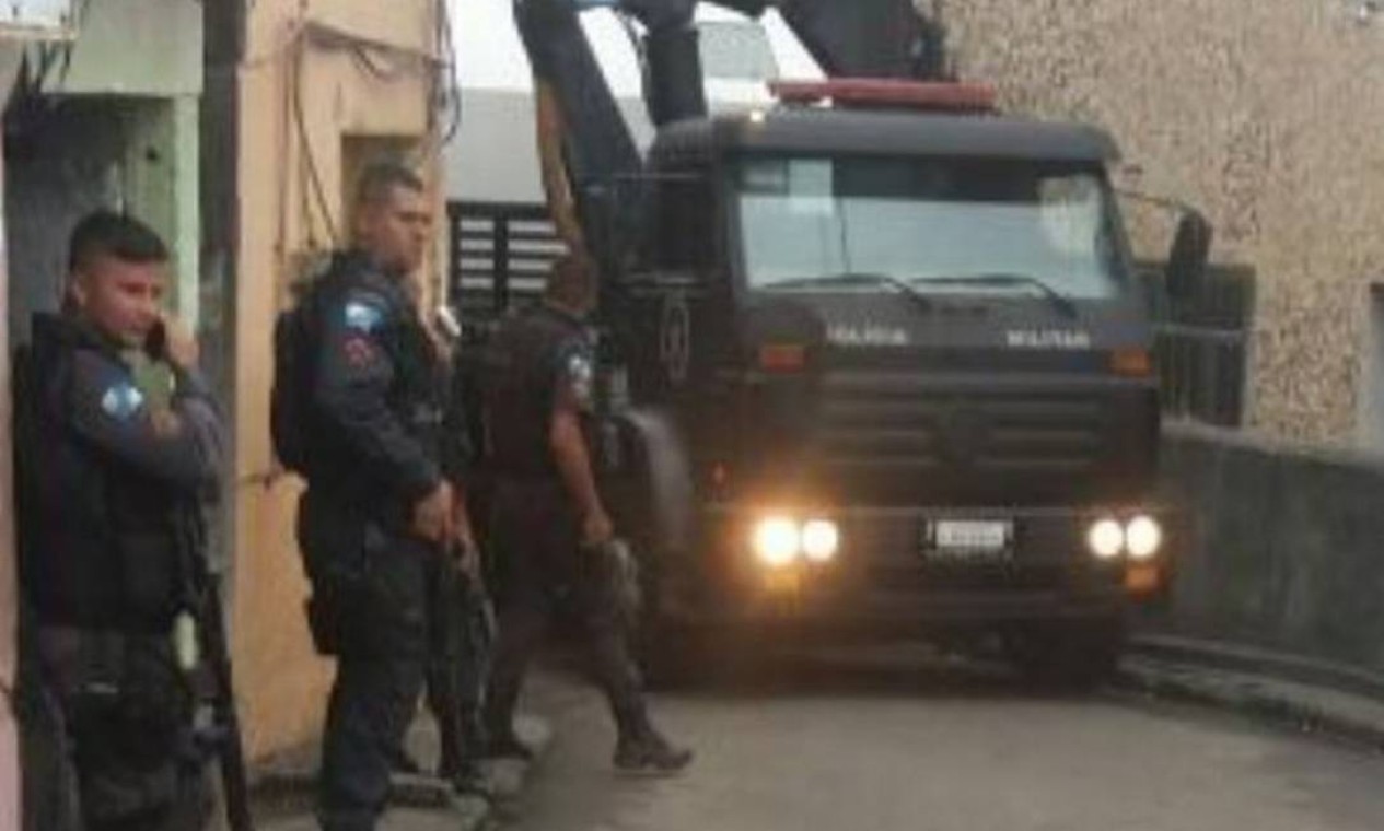 Bope reinicia instalação de torre e destrói barricadas no Alemão ...