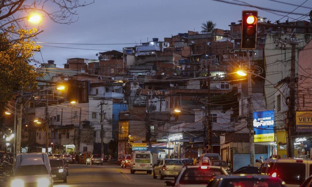 Polícia faz operação no Complexo do Alemão após três PMs serem baleados ...