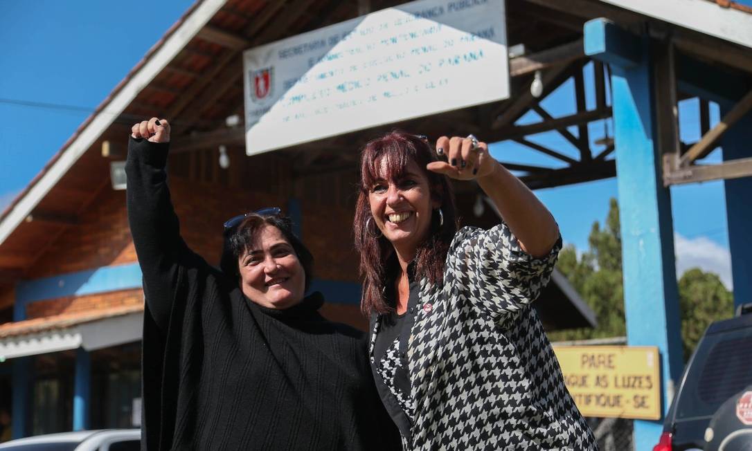 Ativistas esperam pela saída de Dirceu na porta de presídio em Curitiba ...