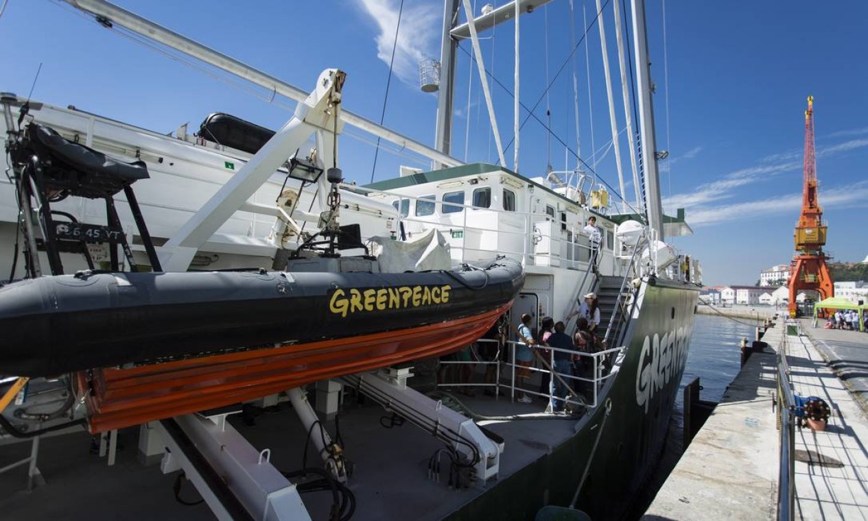Barco histórico do Greenpeace passa pelo Rio em defesa da Amazônia ...