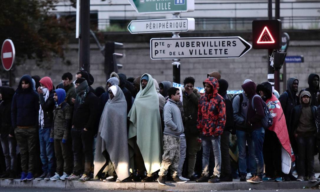 Acampamento com 1.600 imigrantes é desmontado na França - Jornal O Globo