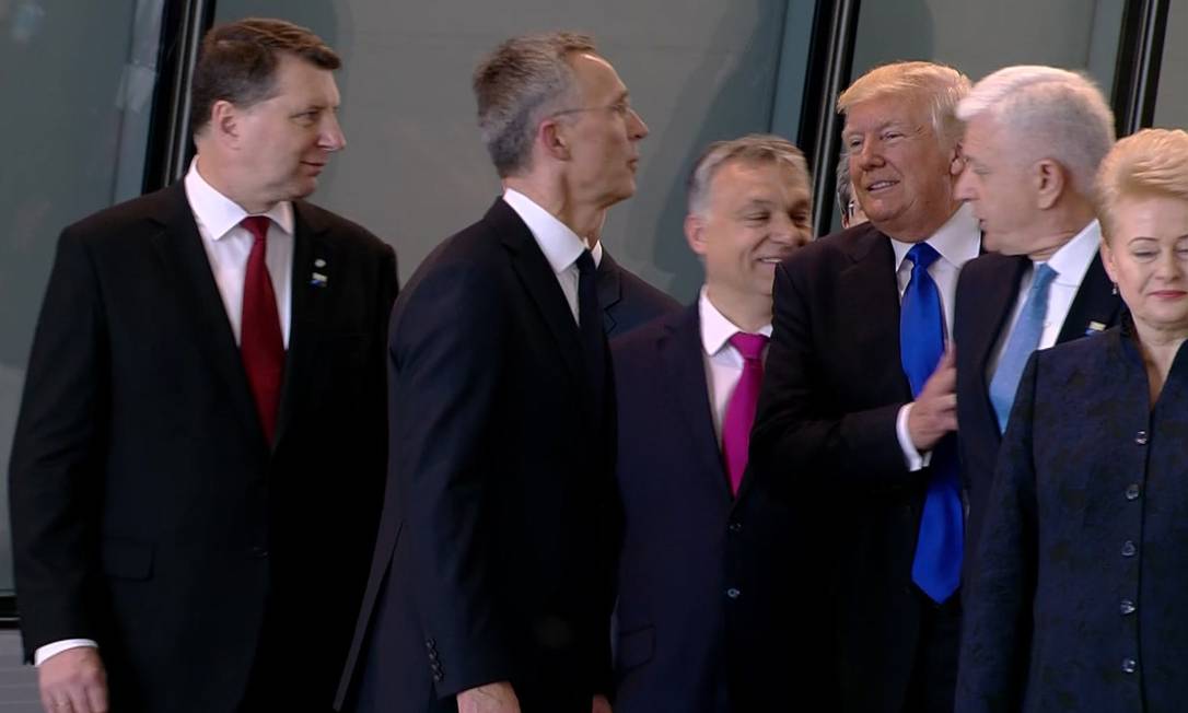 Trump empurra premier de Montenegro durante encontro da Otan - Jornal O ...