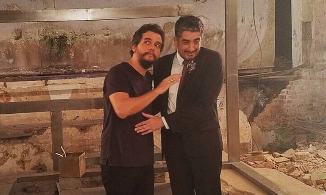 Wagner Moura canta e bebe uísque com Michel Melamed em gravação ...