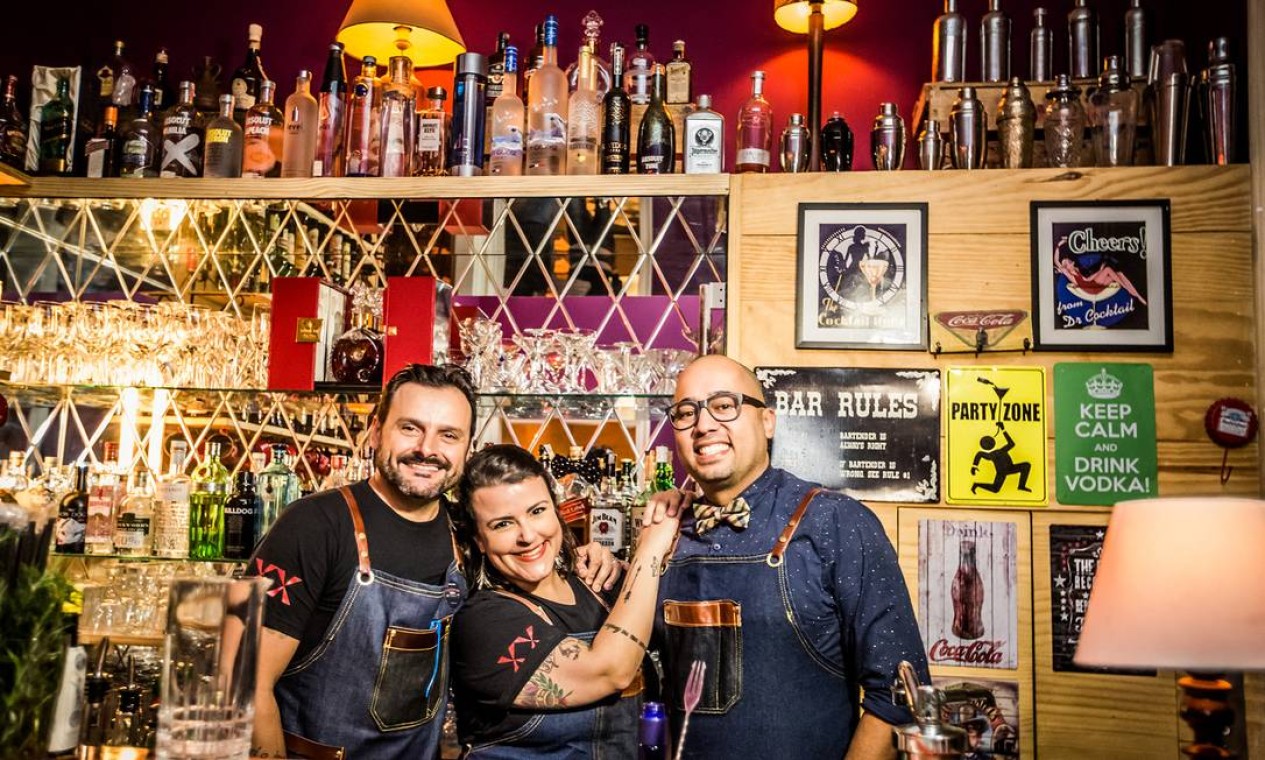 Em novo endereço, bar reabre em Botafogo com carta de drinques e pista ...