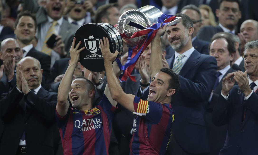 Xavi tenta convencer Iniesta a ir para o Qatar após deixar Barcelona ...