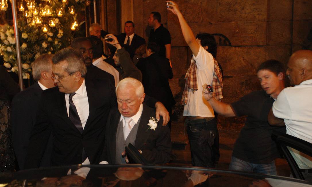 No Copacabana Palace, casamento de 'Dona Baratinha' teve protestos e ...