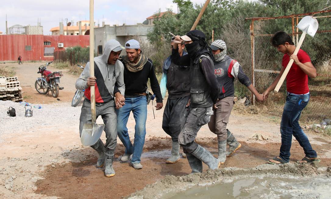 Brigada de pedreiros reconstrói prédios destruídos pela guerra na Síria ...
