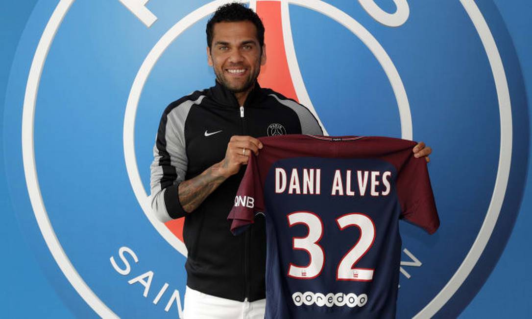 PSG anuncia contratação de Daniel Alves com vínculo até 2019 - Jornal O ...