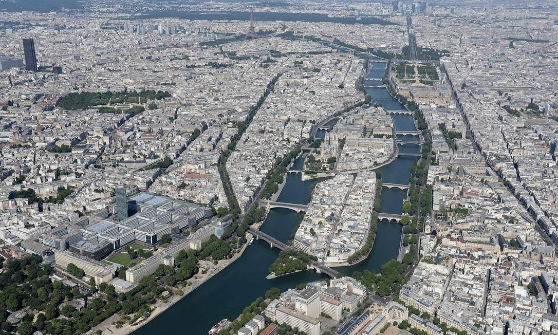 Voando sobre Paris na celebração dos 228 anos da Tomada da Bastilha ...