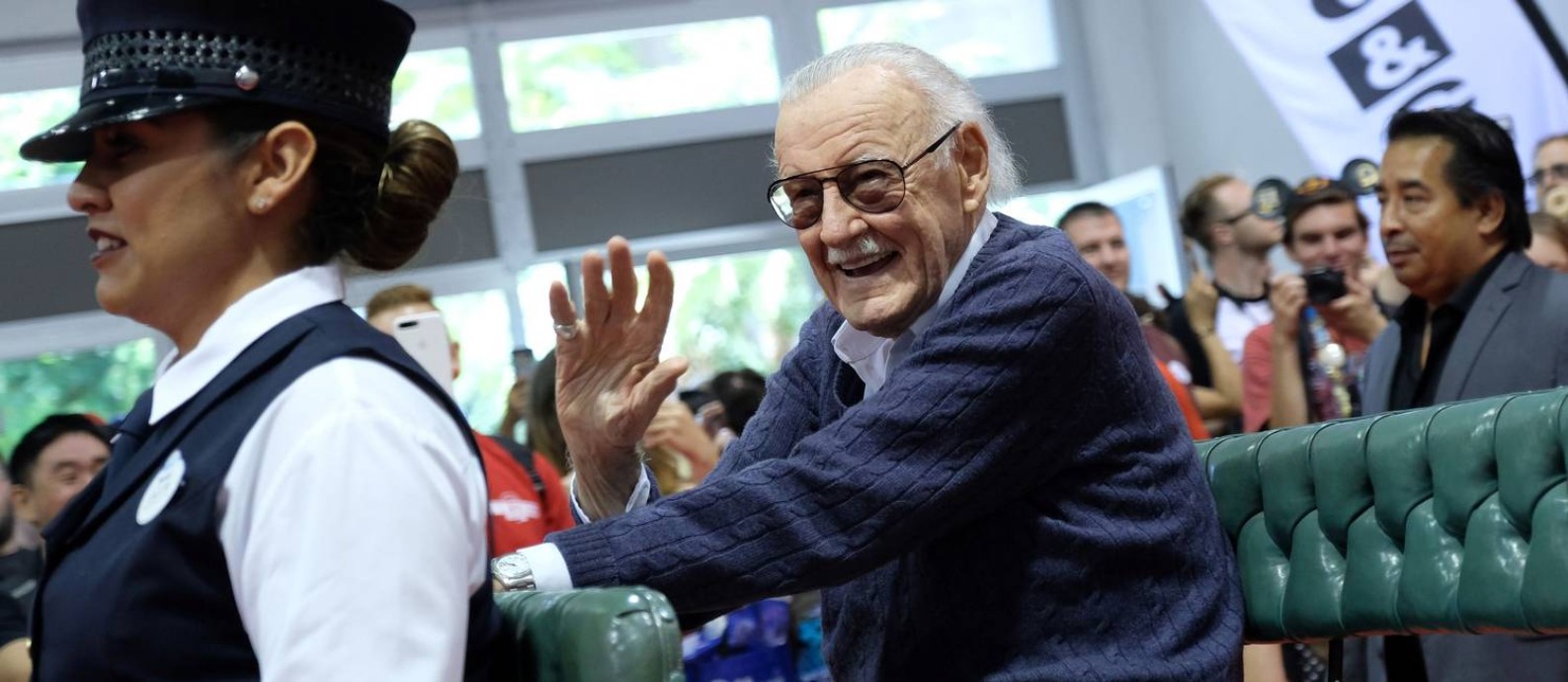 Stan Lee é acusado de abuso sexual por enfermeiras - Jornal O Globo