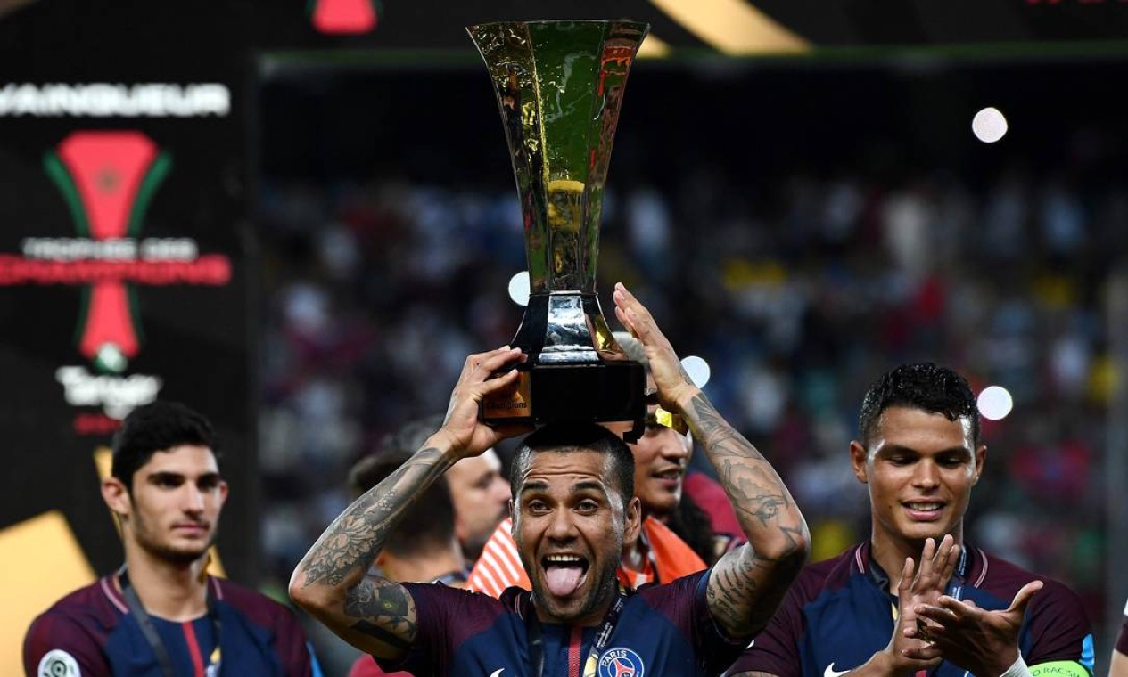 Decisivo, Daniel Alves faz golaço e conquista primeiro título pelo PSG ...